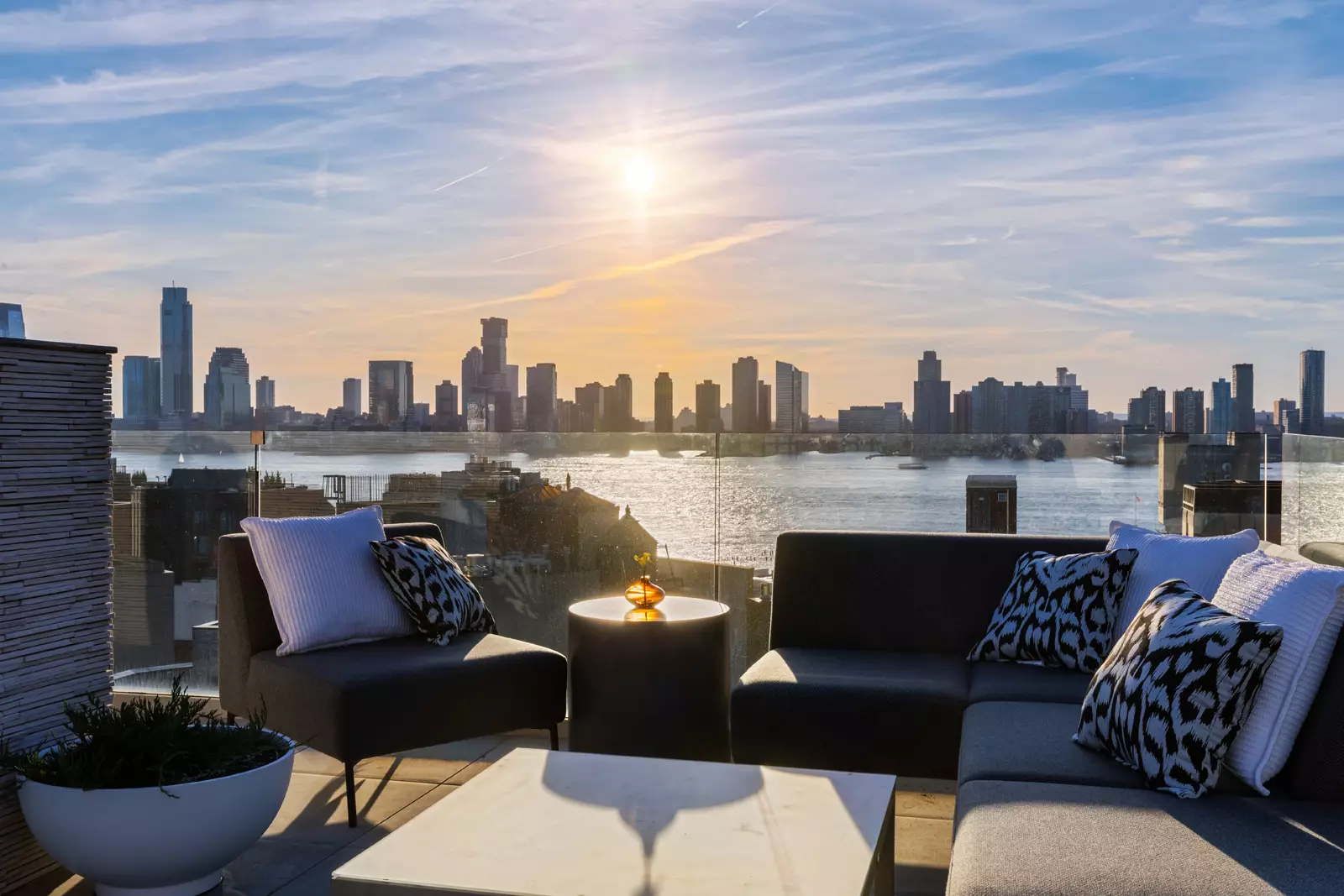 1000 万美元的哈德逊广场顶层公寓拥有 1,650 平方英尺的露台，可俯瞰河流 2748_19