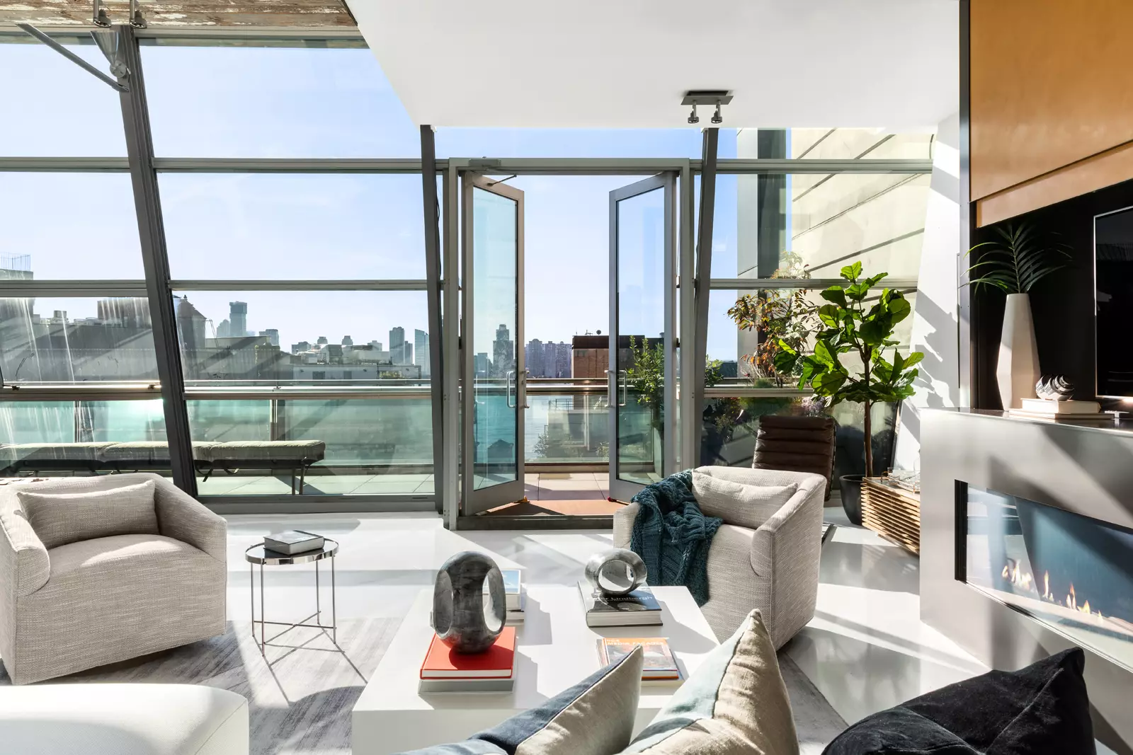 1000 万美元的哈德逊广场顶层公寓拥有 1,650 平方英尺的露台，可俯瞰河流 2748_2