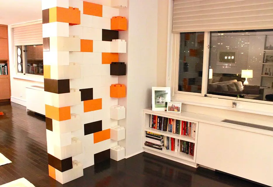 Su milžiniškais LEGO kaladėliais galite pastatyti bet ką – nuo kavos staliuko iki viso kambario 27577_1