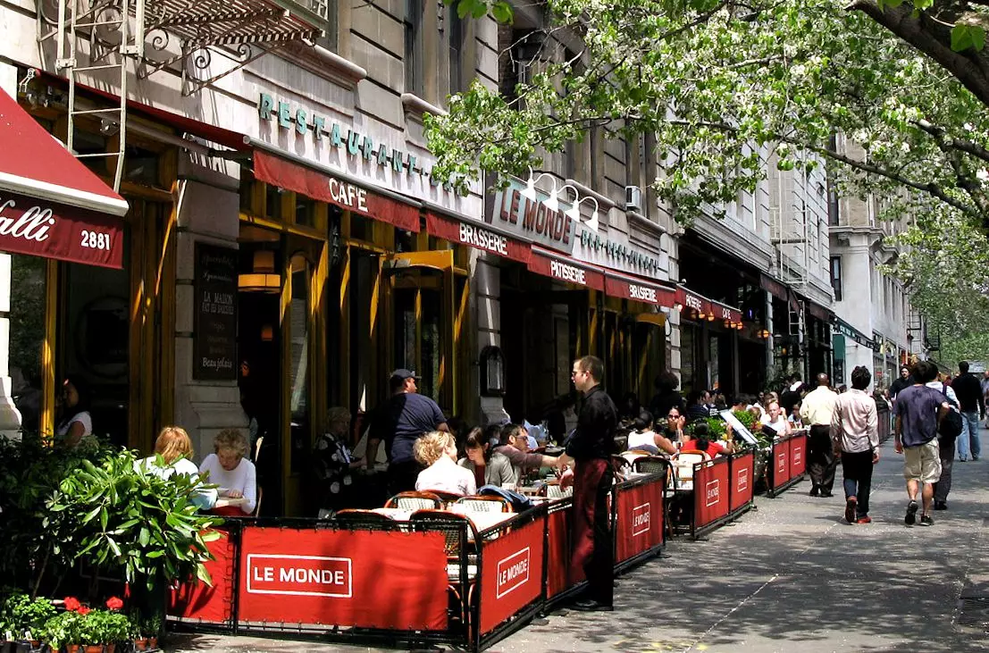 مقهى رصيف مدينة نيويورك ، تناول الطعام في الهواء الطلق في مدينة نيويورك