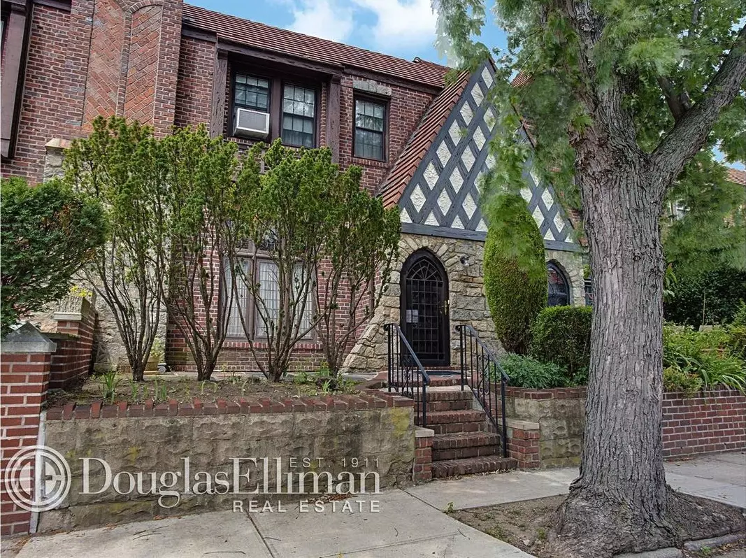 Encantadora casa Tudor dos anos 30 custa apenas US $ 429 mil, mas também está no Queens 27647_1
