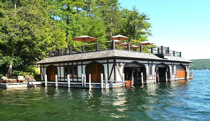 $7,4 млн. Lake George Tudor има 600 фута частна брегова линия и лодка с пет хлъзга 27951_13