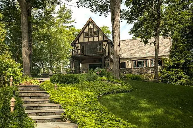 41 Cramer Road, Lake George, posjedi uz jezero u sjevernoj državi NY, kuće u stilu Tudora