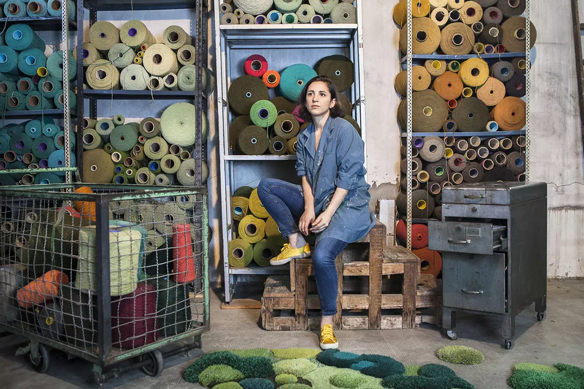 Alexandra Kehayoglou, grastapijten, Argentijnse pampa's, innovatieve tapijten, Dries Van Noten, leven op blote voeten