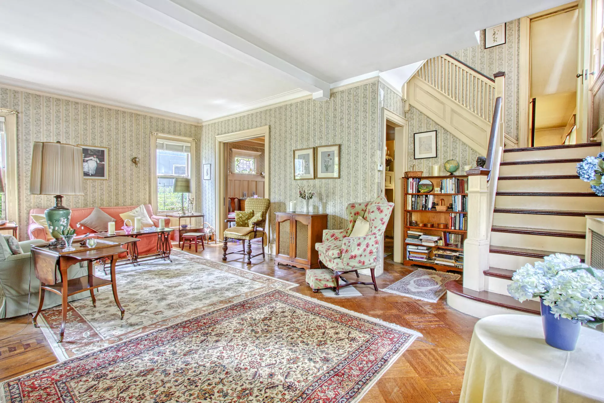 Ang $1.8M Midwood Victorian ay umaapaw sa mabulaklak, vintage na appeal 2799_1