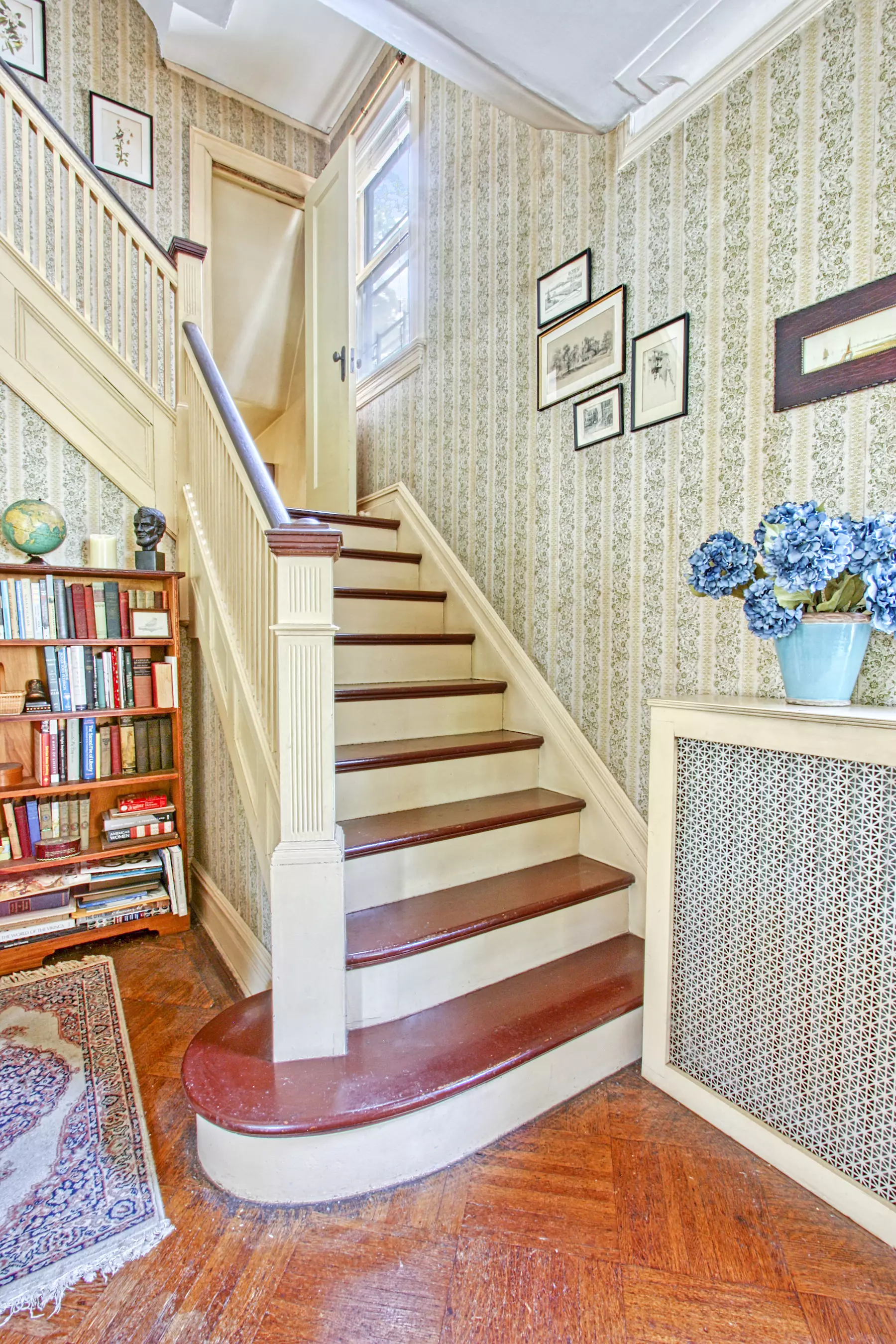 Ang $1.8M Midwood Victorian ay umaapaw sa mabulaklak, vintage na appeal 2799_10