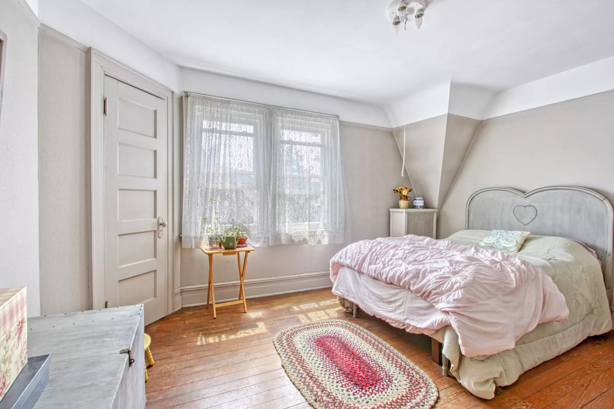 Ang $1.8M Midwood Victorian ay umaapaw sa mabulaklak, vintage na appeal 2799_17