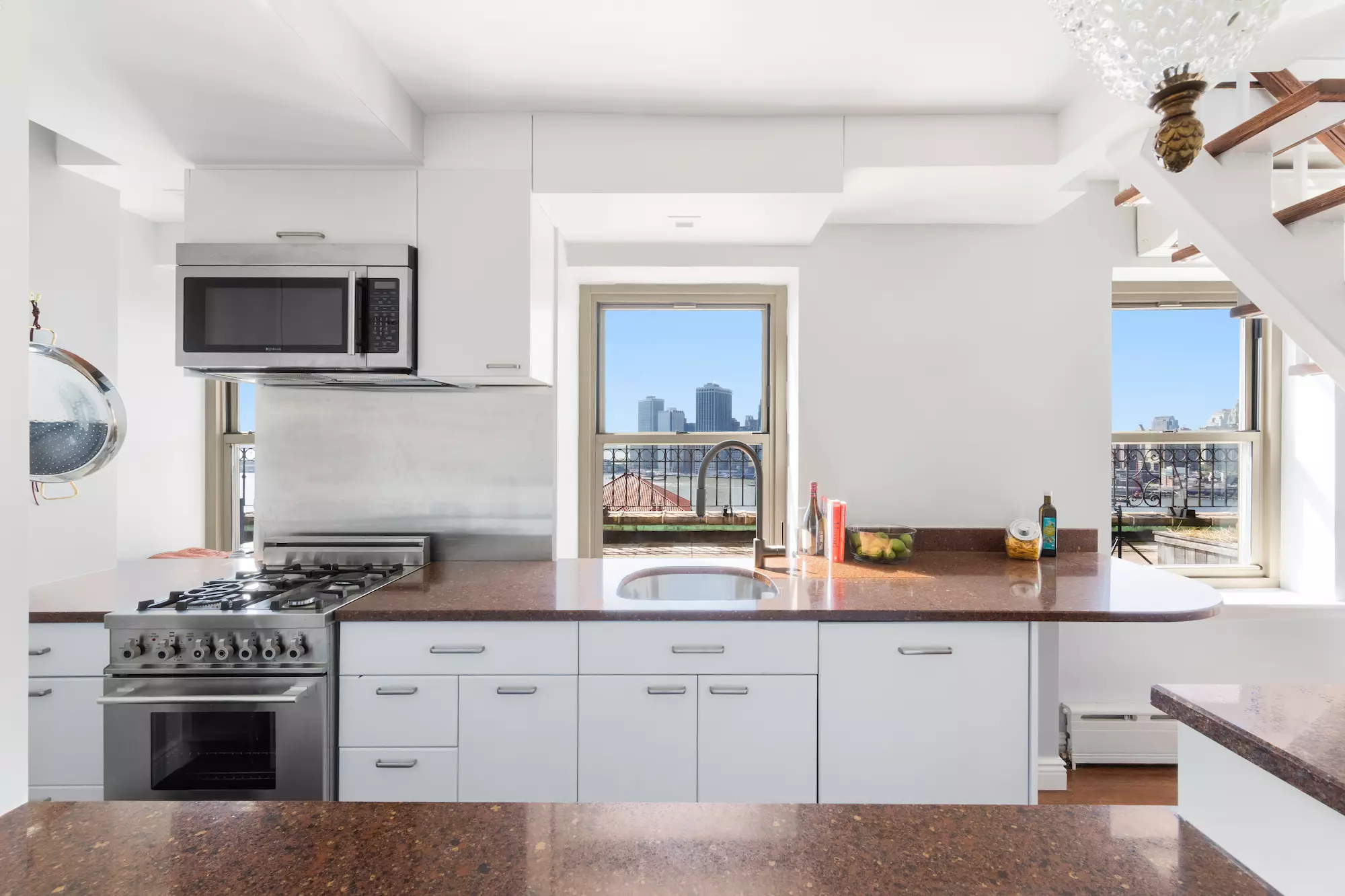 Få full utsikt över stadssilhuetten från den 57 fot långa terrassen i denna $2,75M Brooklyn Heights lägenhet 2809_2