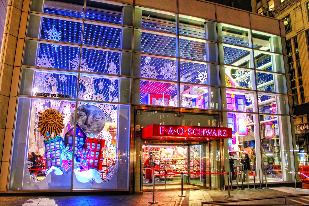 fao schwarz, toys are us, tumataas na upa, gm building, midtown, times square