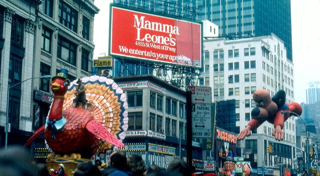 메이시스 추수감사절 퍼레이드는 1979년 타임스퀘어를 통과합니다.