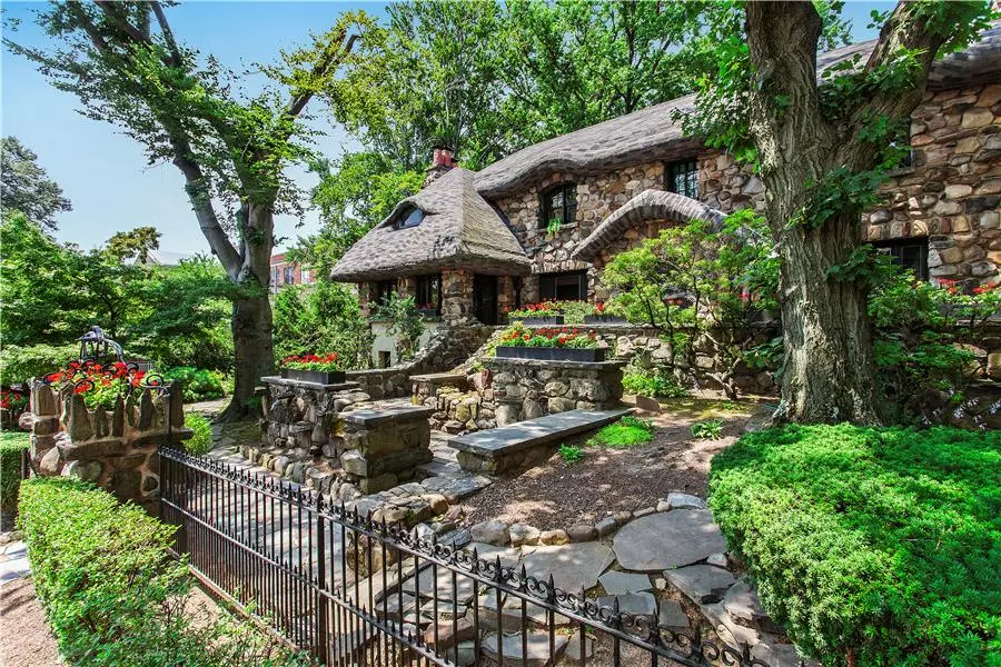 Fotografitë krejt të reja për Shtëpinë e Gingerbread të Bay Ridge, tani kthehen në treg për 11 milion dollarë