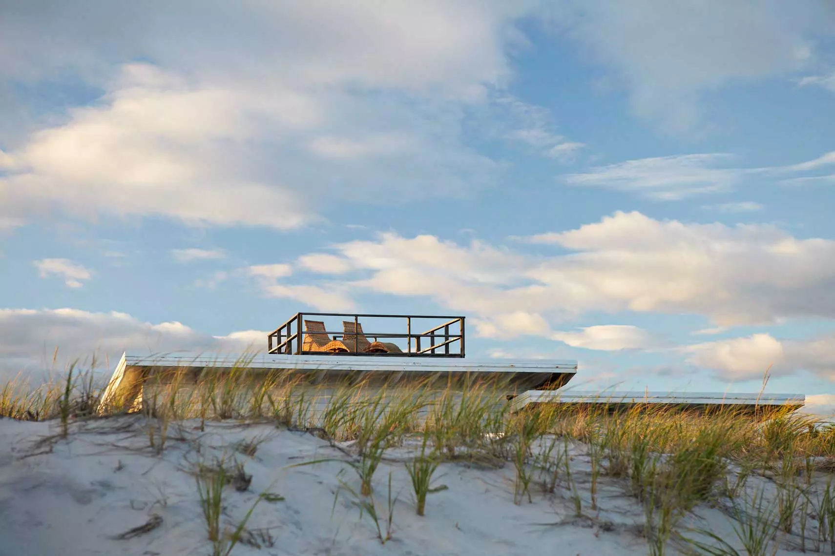 Alexandra Angle, nyumba yokongola yam'mphepete mwa nyanja, Fire Island Beach House, nyumba yosinthidwanso ya m'mphepete mwa nyanja, zojambula zamakono, nsalu za Liberty, Patricia Urquiola, Bertoia, Kartell, Isamu Noguchi