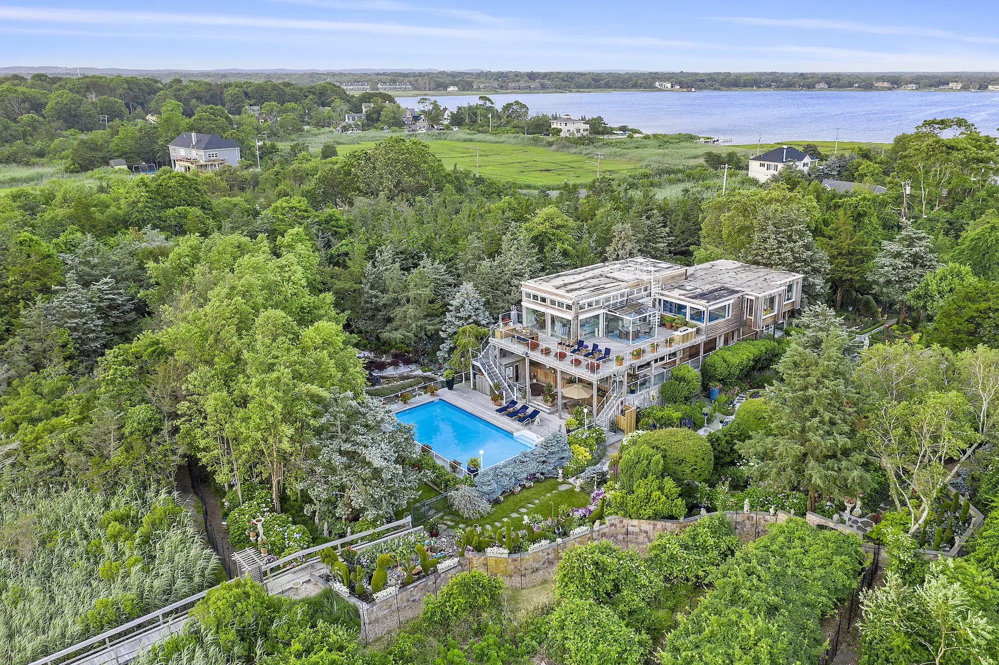Long Island'daki 7.25 milyon dolarlık körfez evi, temalı bahçeler ve sahil kordonuyla 15 dönümlük bir arazide yer almaktadır. 2829_1