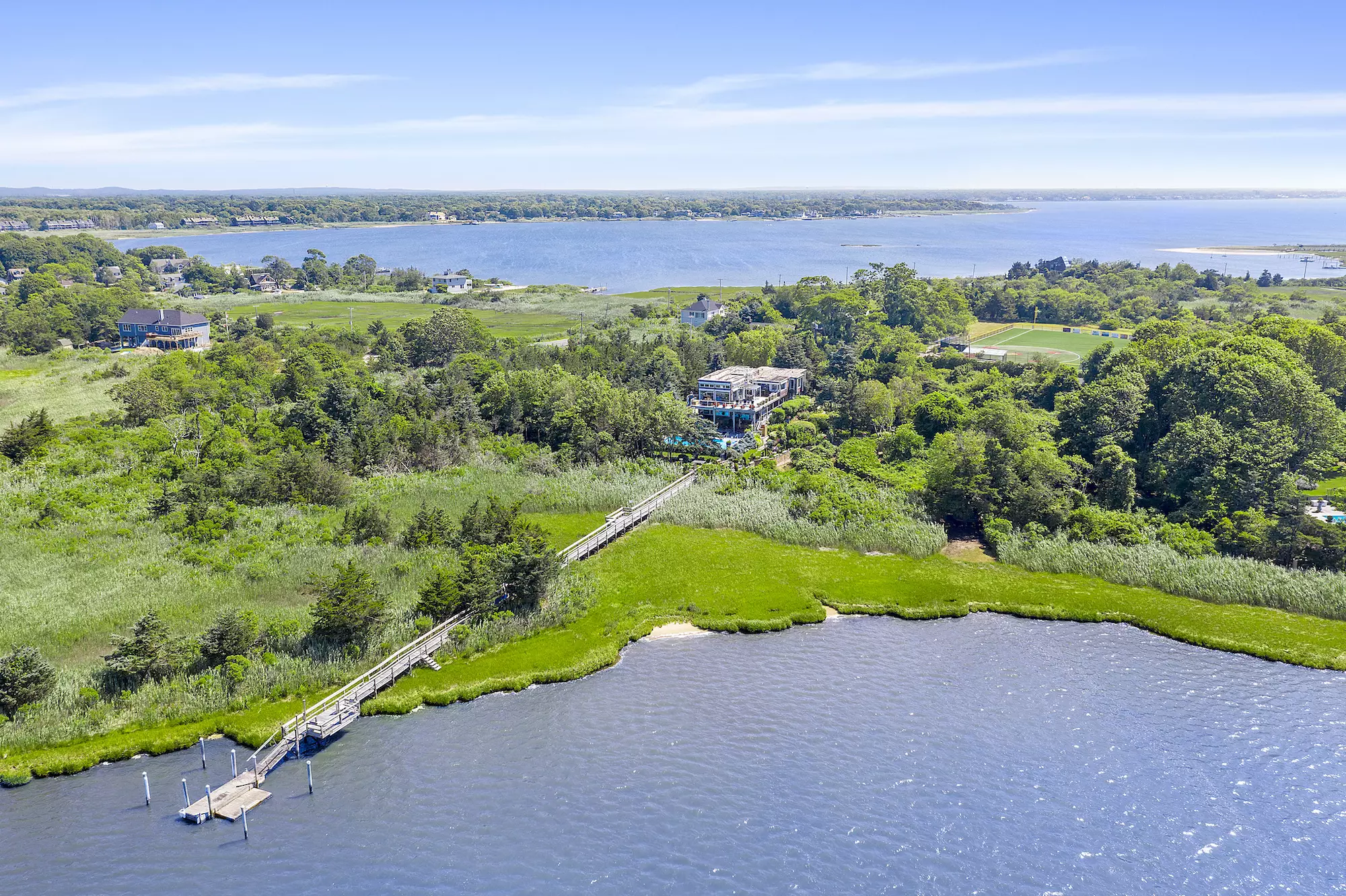 Rumah tepi teluk senilai $7,25 juta di Long Island berdiri di atas lahan seluas 15 hektar dengan taman bertema dan esplanade tepi laut 2829_2