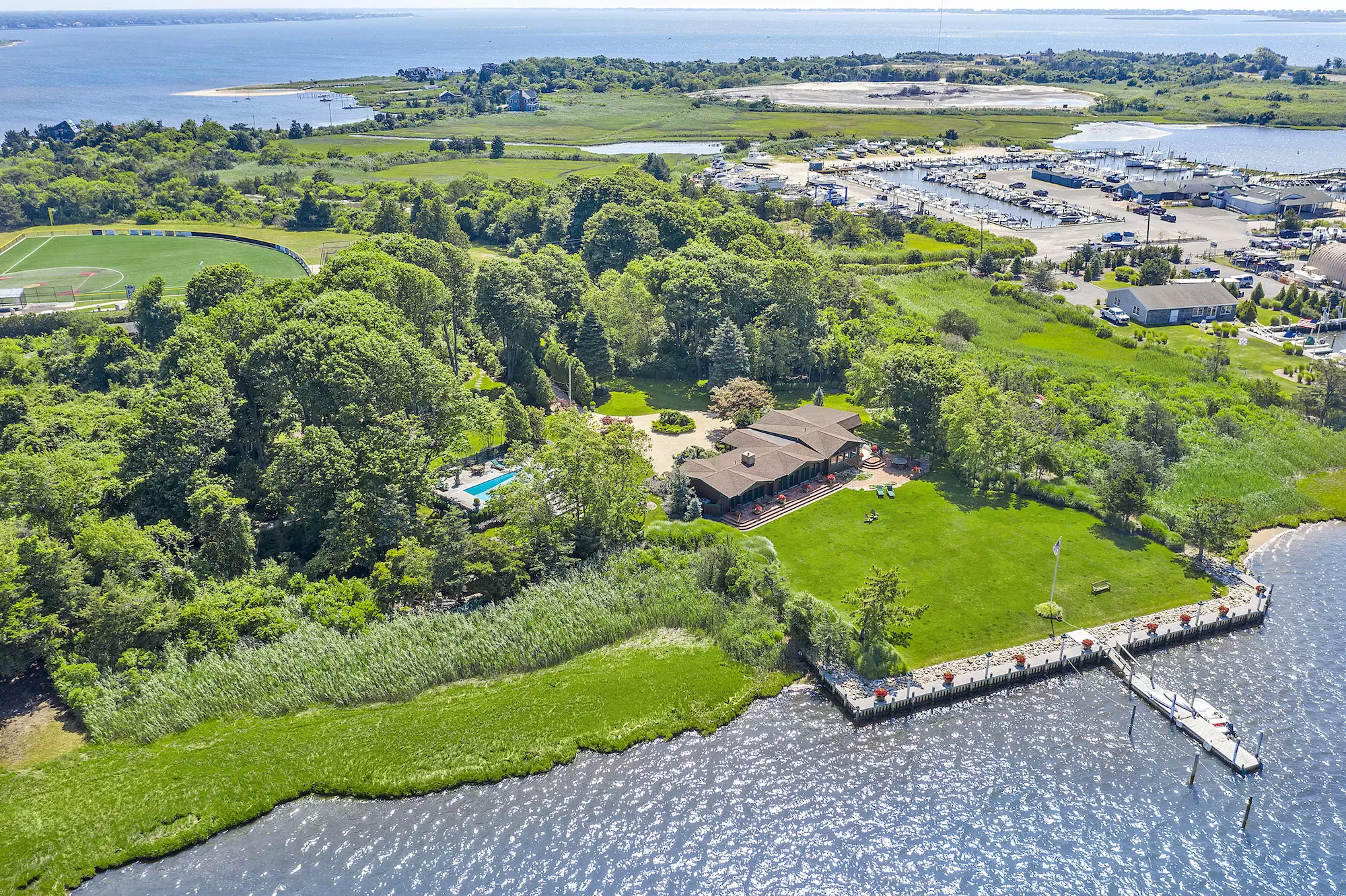Long Island'daki 7.25 milyon dolarlık körfez evi, temalı bahçeler ve sahil kordonuyla 15 dönümlük bir arazide yer almaktadır. 2829_3
