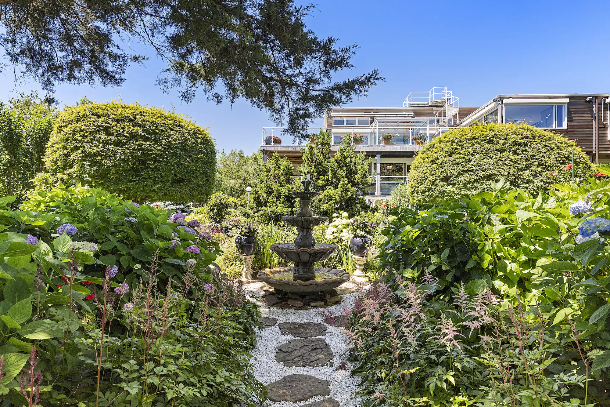 La casa de 7,25 milions de dòlars a Long Island es troba en 15 hectàrees amb jardins temàtics i una esplanada davant del mar 2829_4