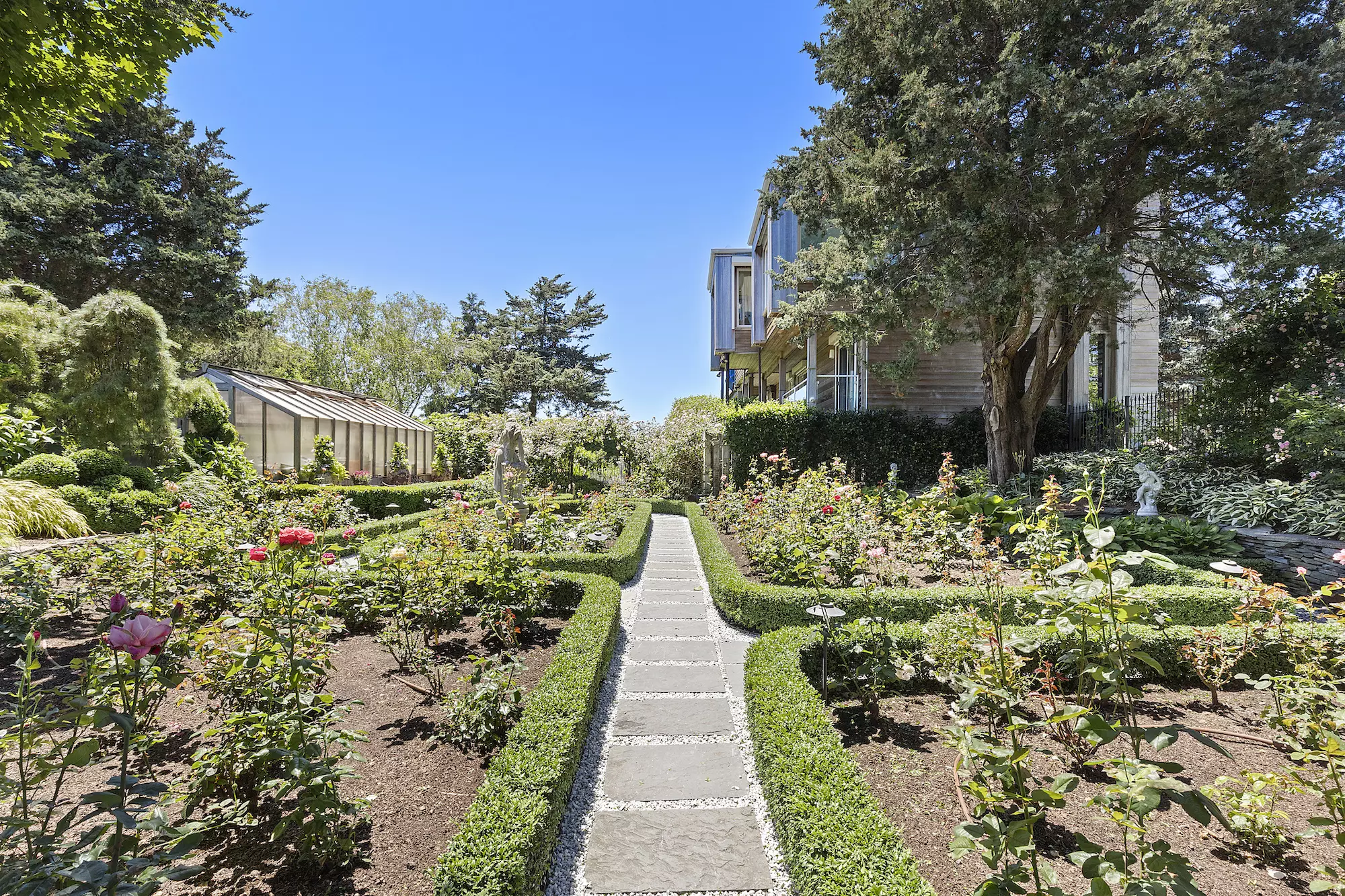 Kuća uz zaljev vrijedna 7,25 milijuna dolara na Long Islandu nalazi se na 15 hektara s tematskim vrtovima i esplanadom uz obalu 2829_6