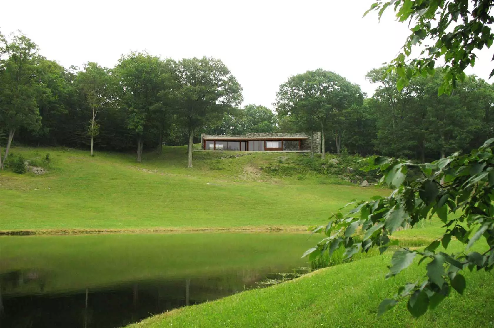 Aklitsch / Gardner Architects, casa antiga cremada, residència Gambaccini, soterrani de maçoneria, paret de pedra seca, concepte de "desmaterialització", riu Hudson, nord de l'estat de Nova York, paret vidriada