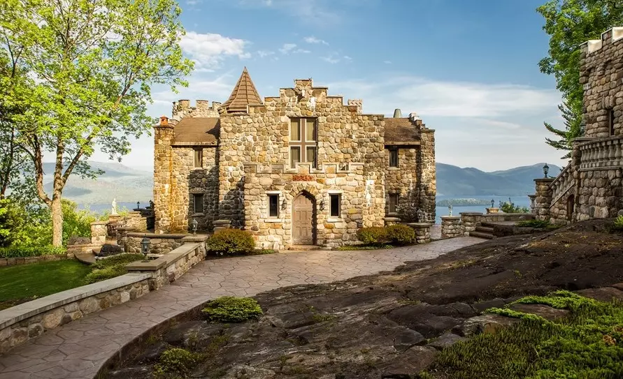 Dvorac u severnoj državi vrijedan 12,8 miliona dolara može izgledati srednjovjekovno, ali je star samo 30 godina 28512_1