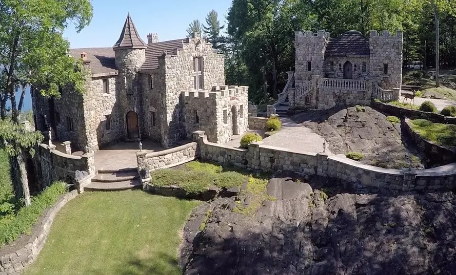 18 Skyline Drive ، Highlands Castle ، عقارات Lake George ، Bolton Landing NY ، قلعة العصر الحديث
