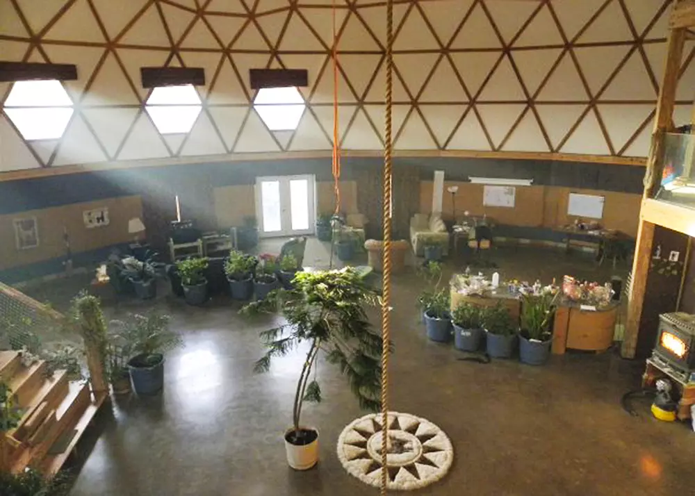 Kevin Shea, Long Island Green Dome, casa di famiglia, la più grande casa a cupola geodetica del mondo, giardino terrazzato, pneumatici riciclati, tetto verde, tetto verde a ragnatela, alberi da frutto, circolazione incrociata, luce diurna