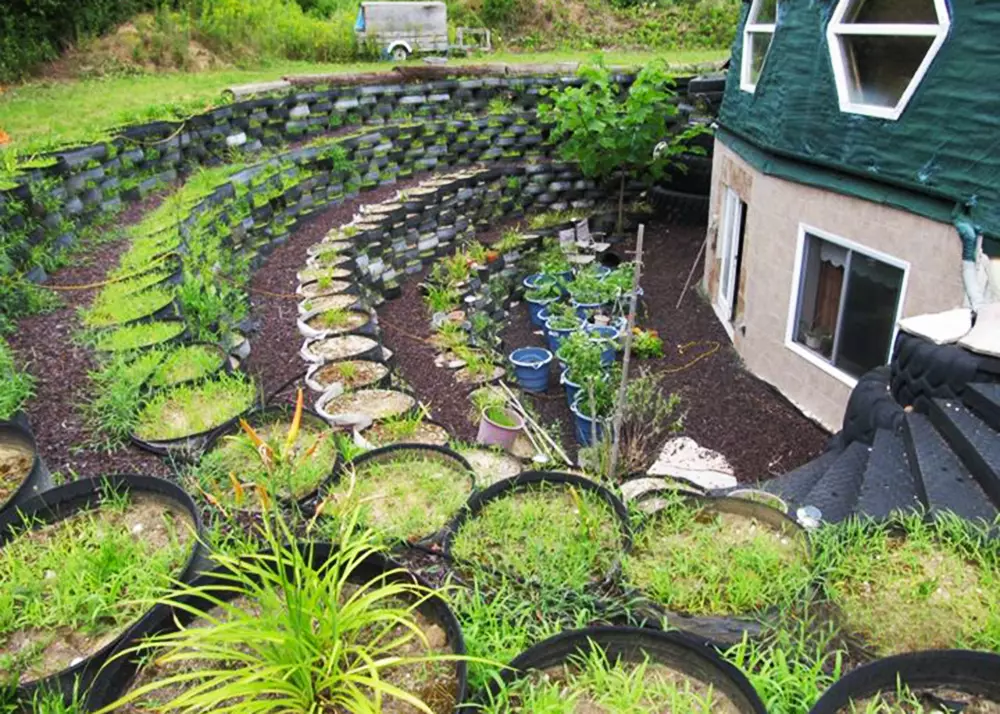 Kevin Shea, Long Island Green Dome, Einfamilienhaus, größtes geodätisches Dome-Haus der Welt, Terrassengarten, recycelte Reifen, Gründach, Spinnwebengründach, Obstbäume, Kreuzweg, Tageslicht