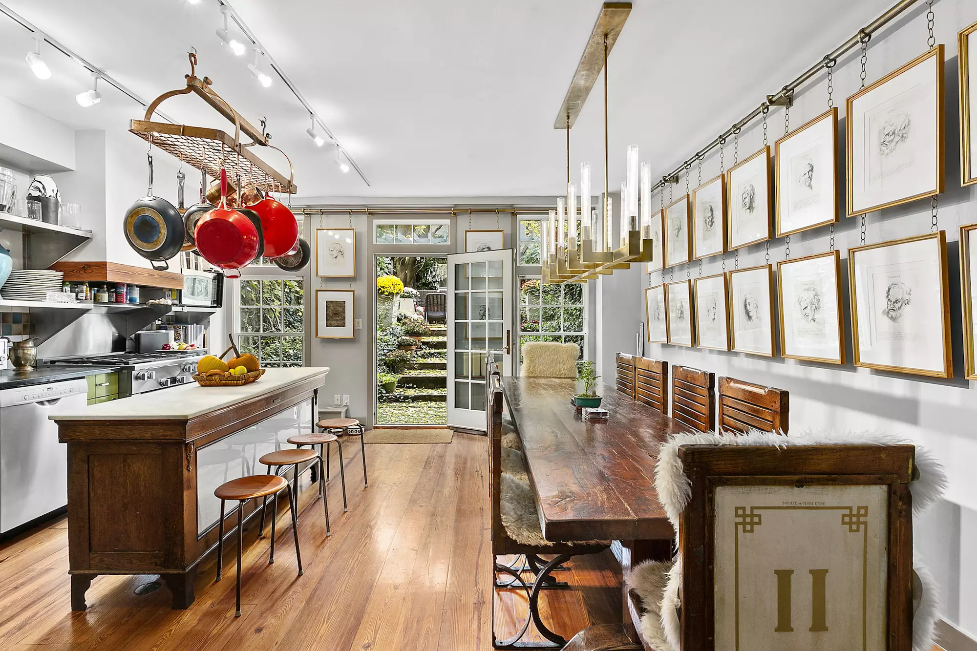 $7.7M Chelsea Townhouse တွင် ခေတ်ဆန်သော Duplex နှင့် ဝင်ငွေရှာအငှား နှစ်ခုရှိသည်။ 2867_1