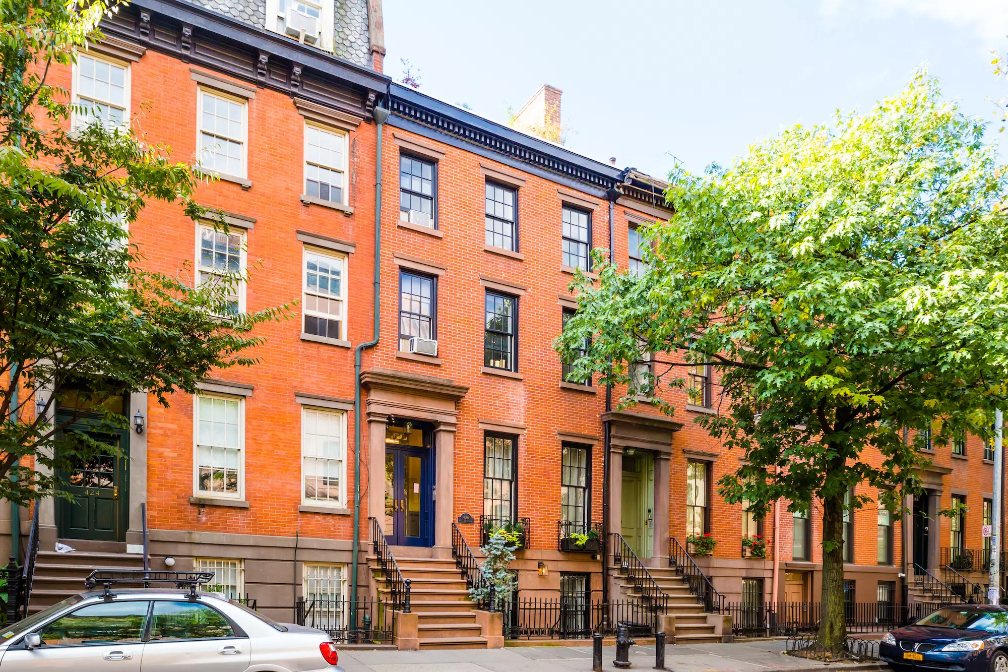 $7.7M Chelsea Townhouse တွင် ခေတ်ဆန်သော Duplex နှင့် ဝင်ငွေရှာအငှား နှစ်ခုရှိသည်။ 2867_2