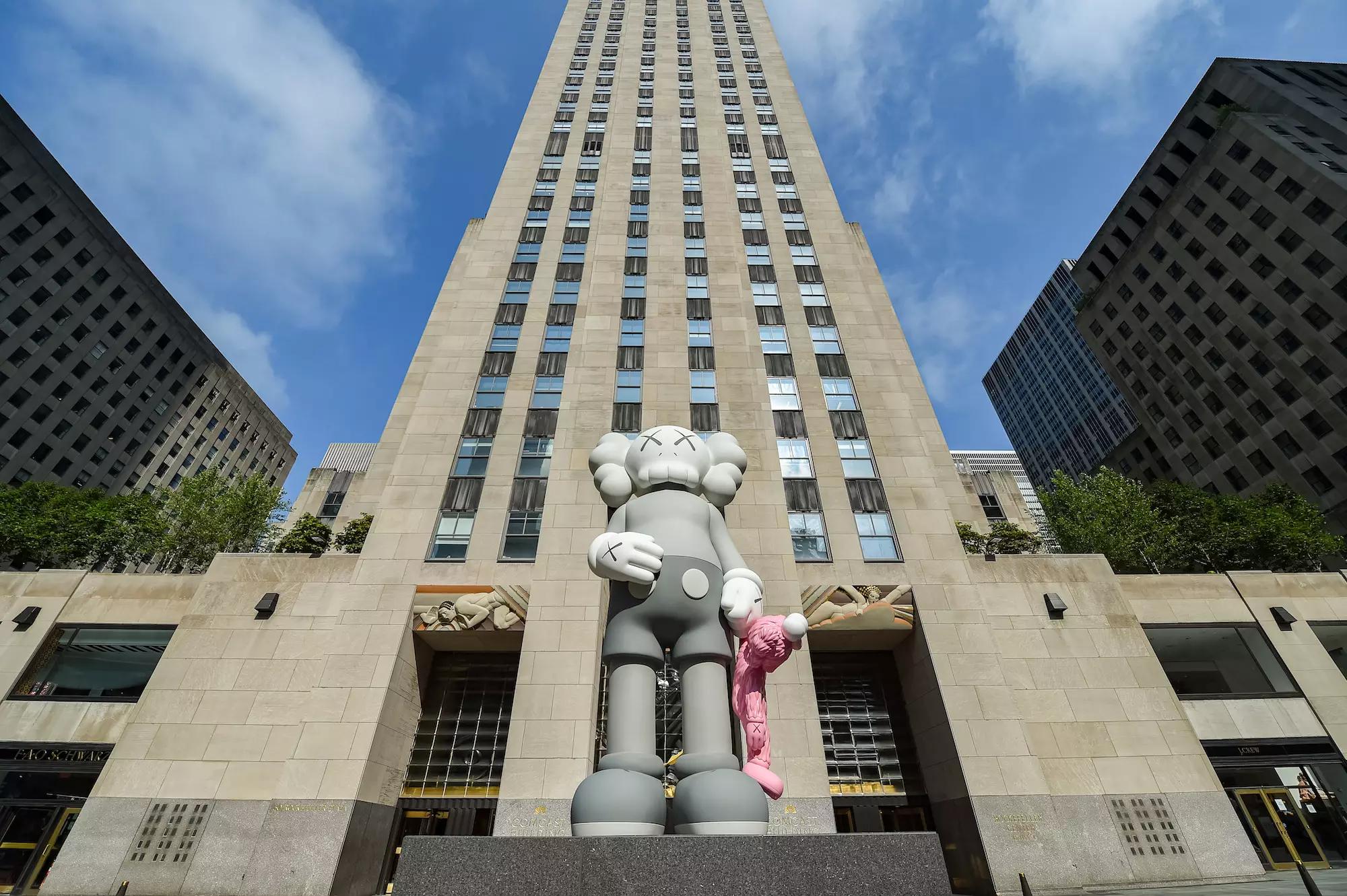 KAWS memperkenalkan arca 18 kaki baharu di Rockefeller Center 2873_1