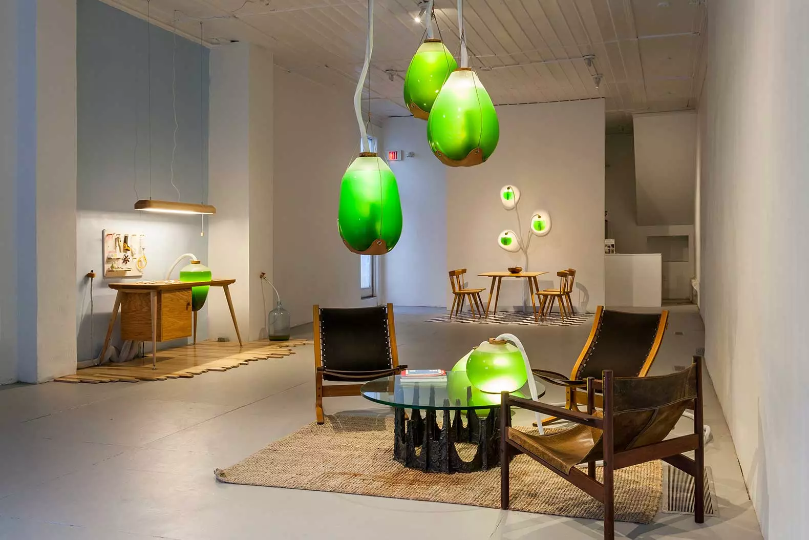 Jacob Douenias & Ethan Frier, Living Things, Meubles photosynthétiques, le Mattress Factory Museum of Contemporary Art à Pittsburgh, meubles en spiruline, lampes en spiruline