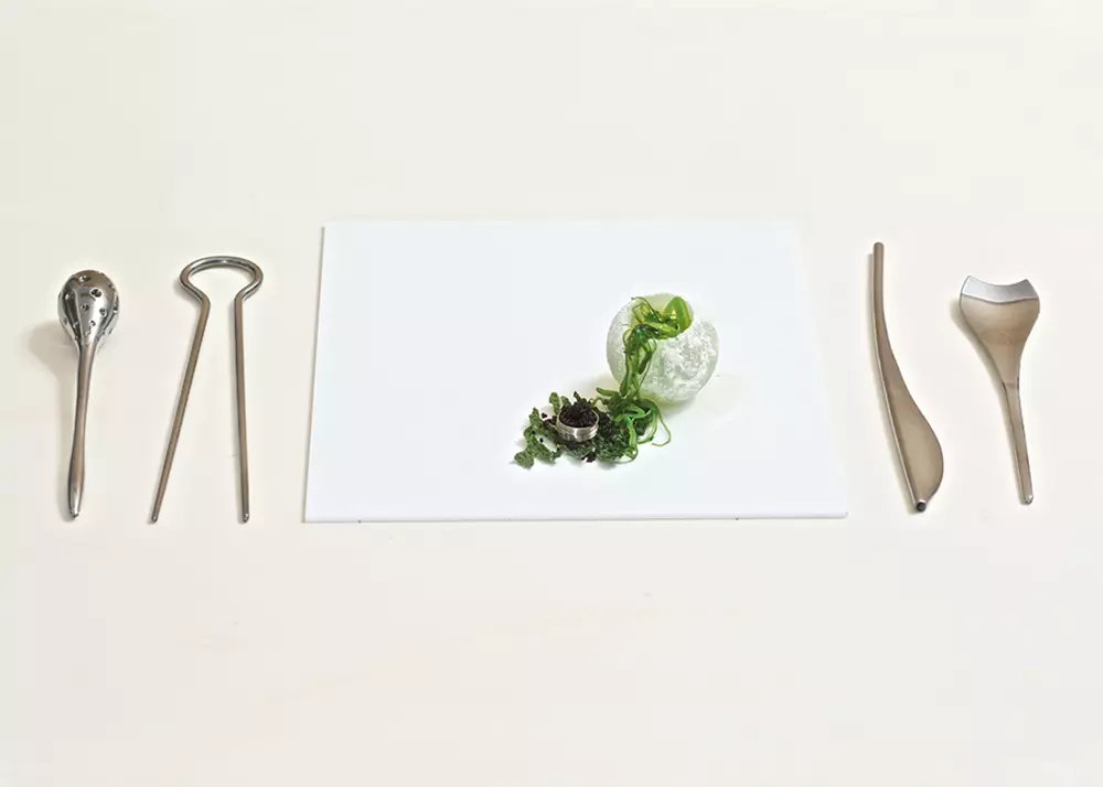 „Livin Studio“ kuria naujoviškus grybų stalo įrankius, skirtus valgyti futuristinį tvarų maistą 28839_1