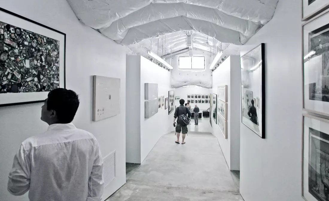 Ai Weiwei, Arkitek HHF, Artfarm, galeri seni luar bandar, penebat foil PVC, seni kontemporari Cina, bangunan pertanian, kepingan besi tergalvani