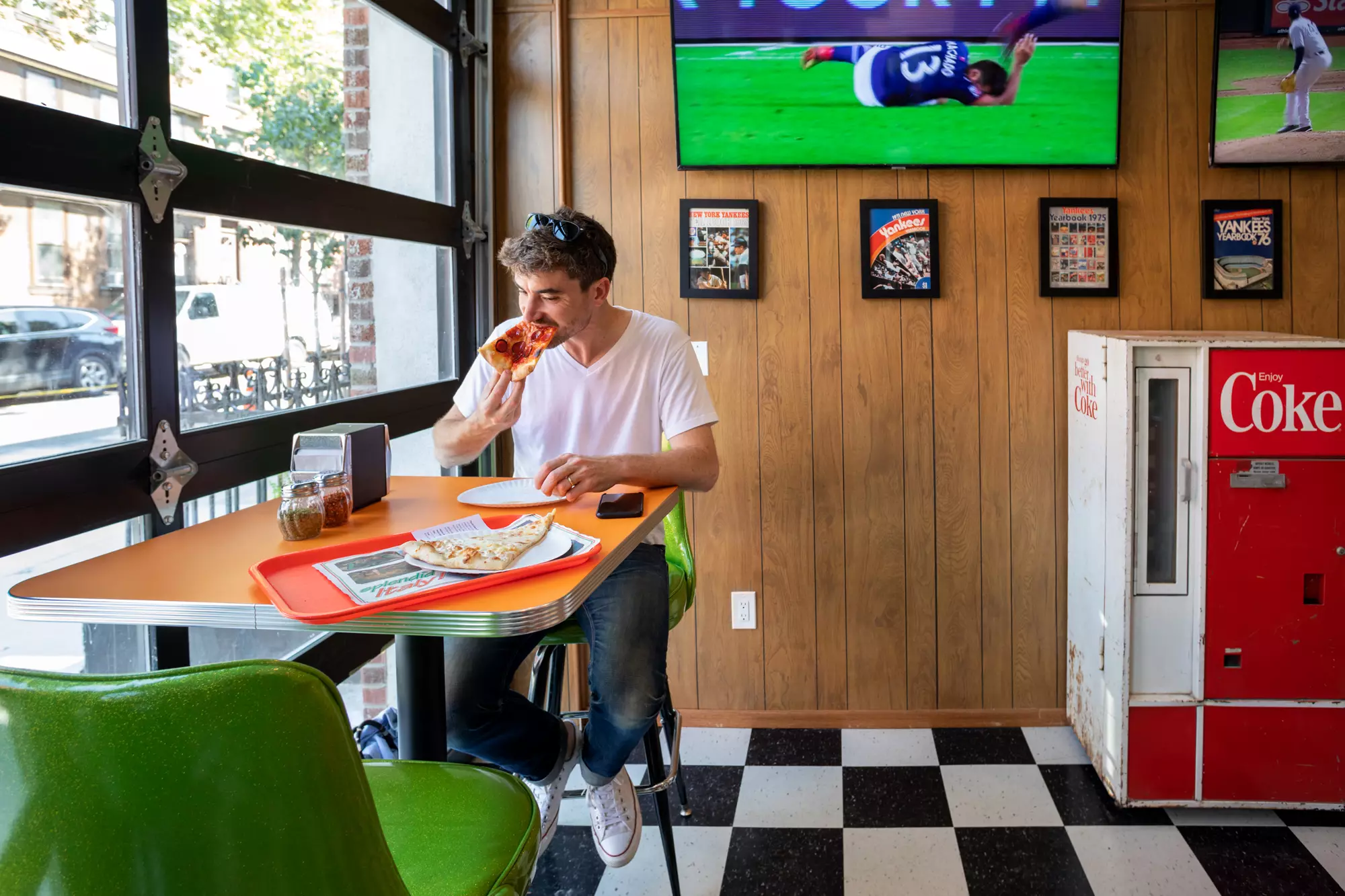 Onde traballo: Paulie Gee's Slice Shop ofrece vibracións de pizzería retro en Greenpoint 2888_11