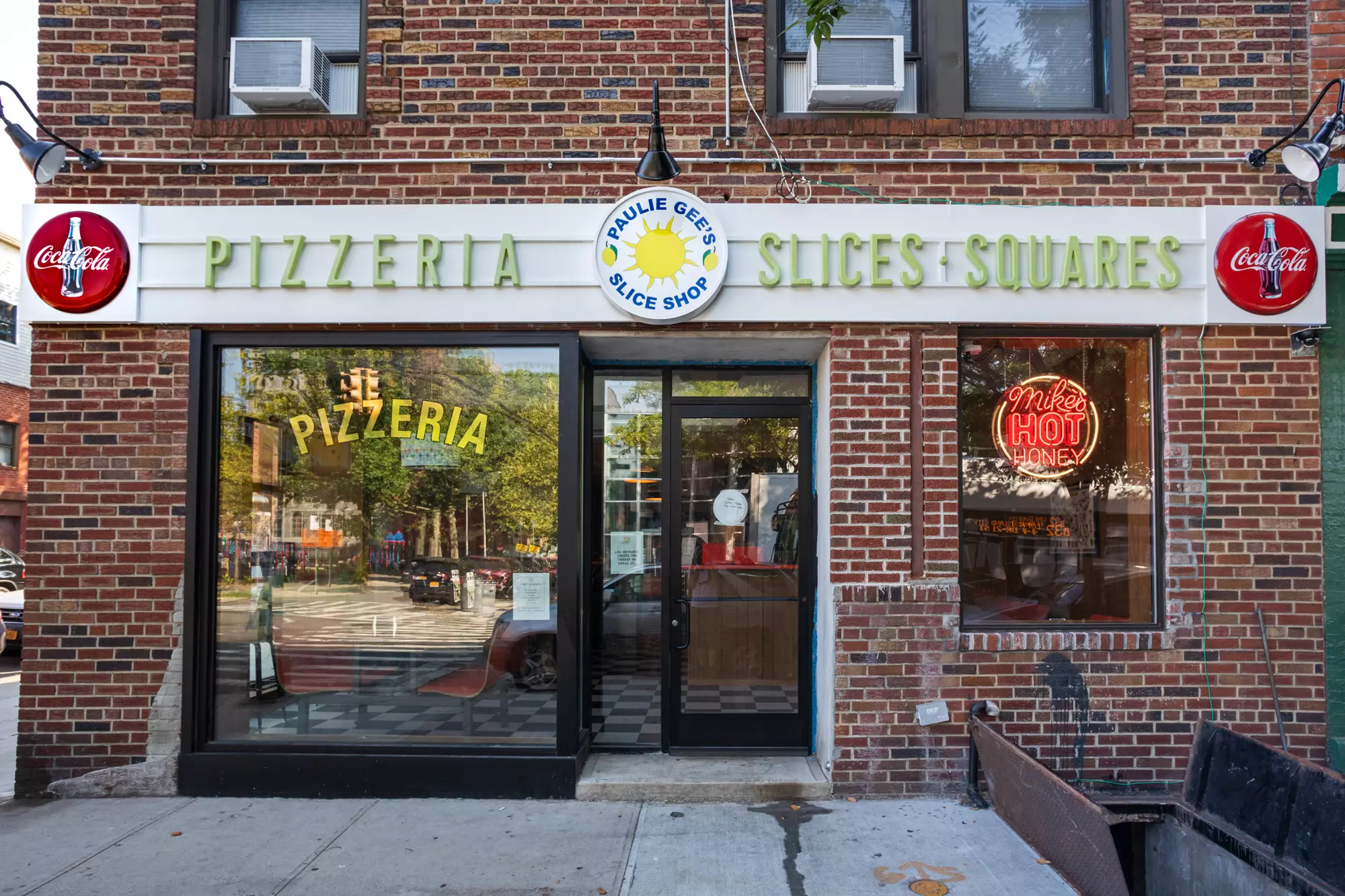 Onde traballo: Paulie Gee's Slice Shop ofrece vibracións de pizzería retro en Greenpoint 2888_2