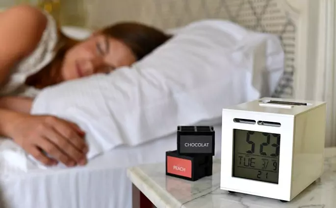 Treziți-vă cu mirosul unui croissant fierbinte sau al ierbii tăiate cu acest ceas cu alarmă olfactiv 28923_1