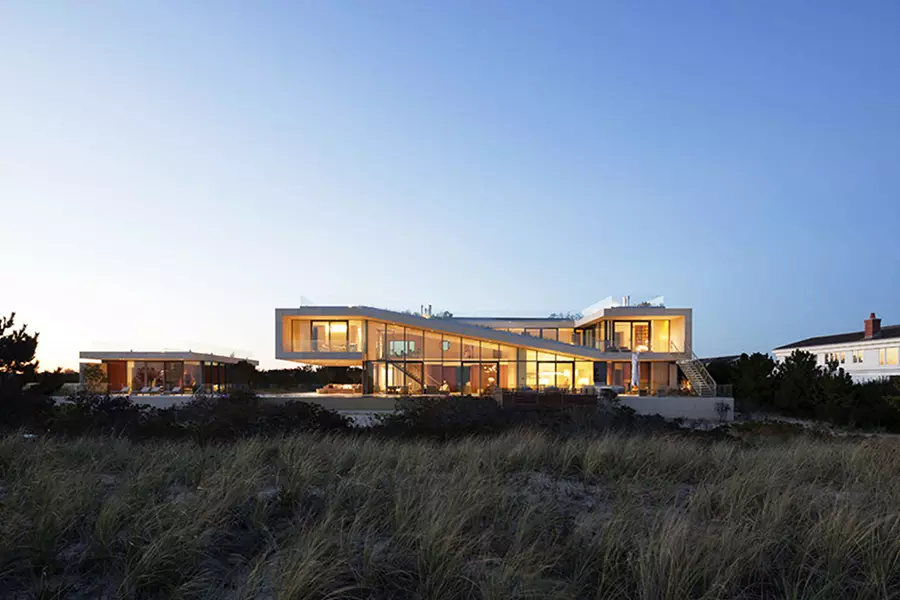 1100 Architect's Long Island House heeft met gras begroeide zandduinen op het dak 28942_1