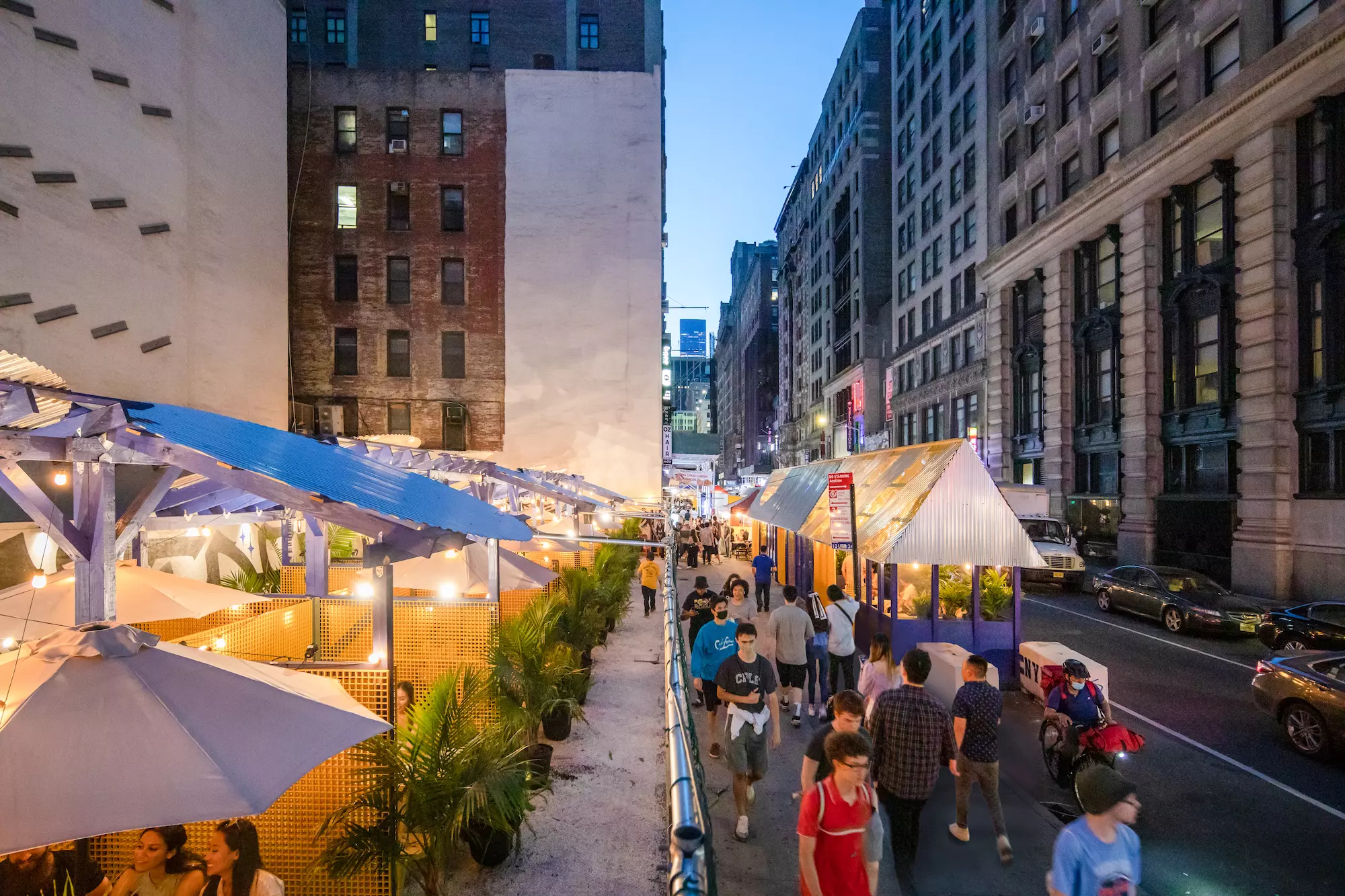 در اینجا برندگان «جایزه آلفرسکو» برای بهترین خیابانهای باز و مکانهای غذاخوری در فضای باز نیویورک هستند. 2899_1