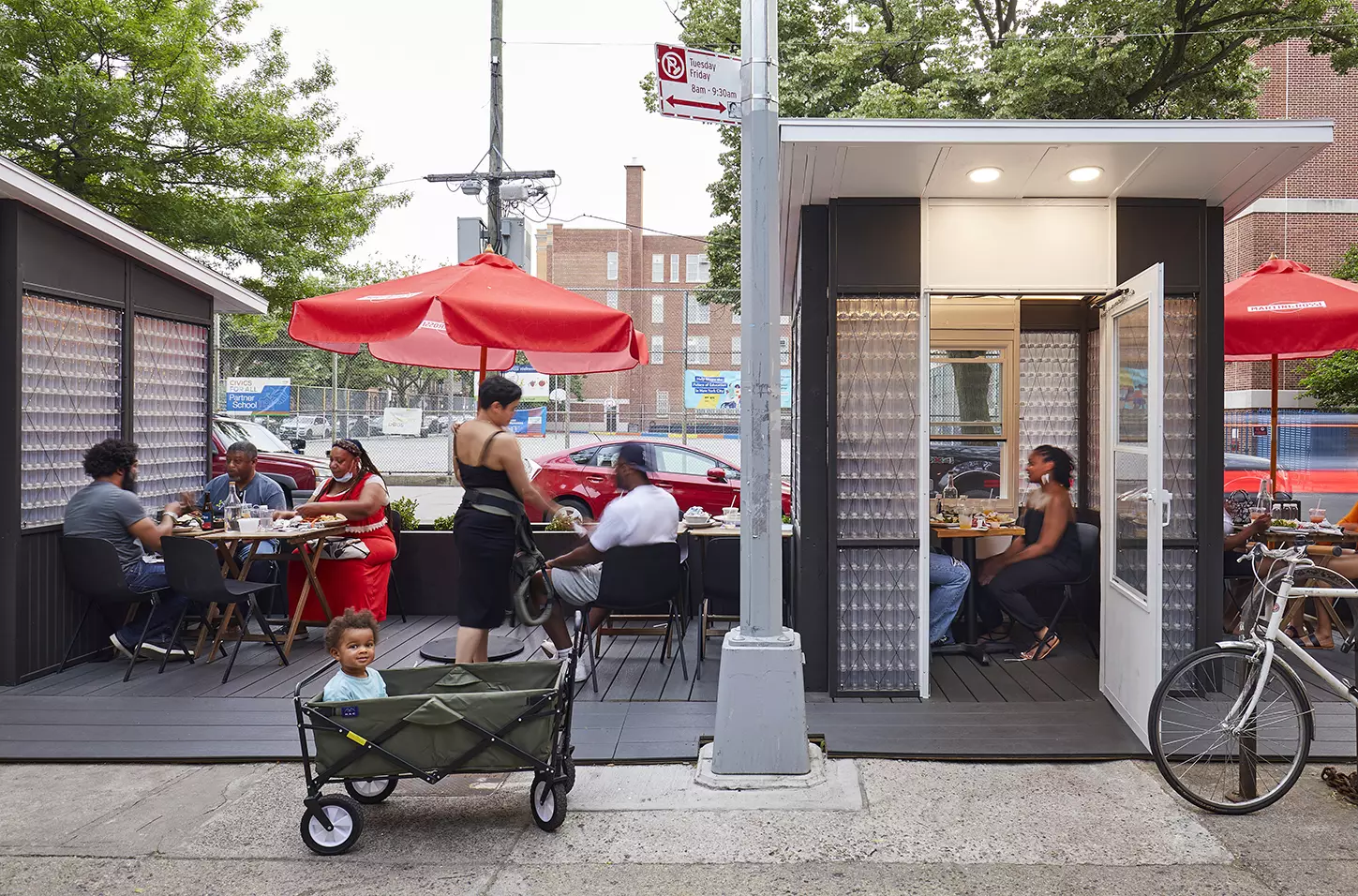 در اینجا برندگان «جایزه آلفرسکو» برای بهترین خیابانهای باز و مکانهای غذاخوری در فضای باز نیویورک هستند. 2899_2