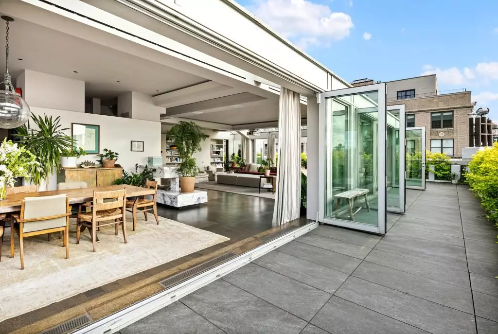 艾米舒默以 1500 万美元的价格列出了她的上西区“秘密花园”顶层公寓