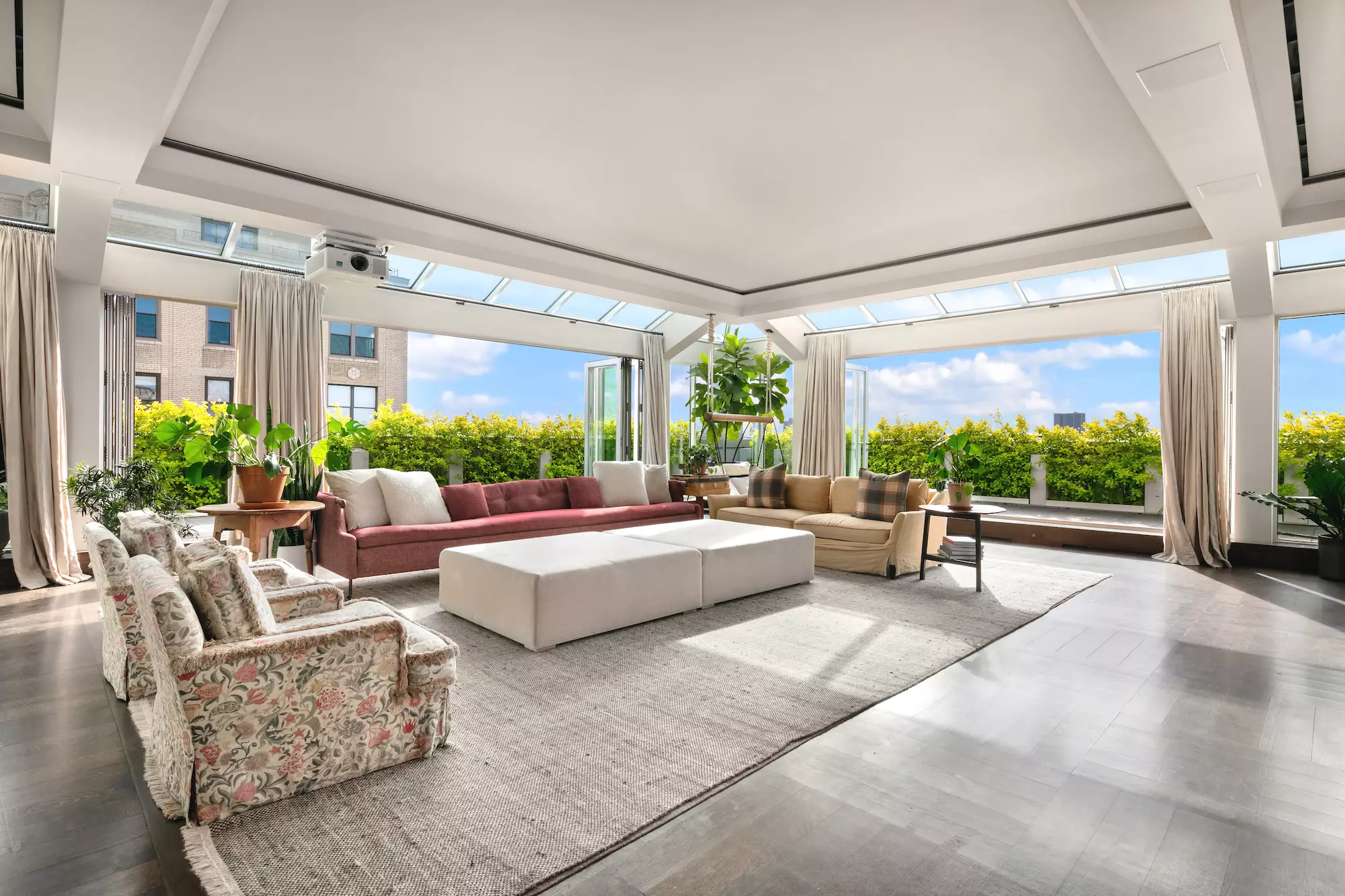 Gilista ni Amy Schumer ang iyang Upper West Side 'secret garden' penthouse nga $15M 28_2