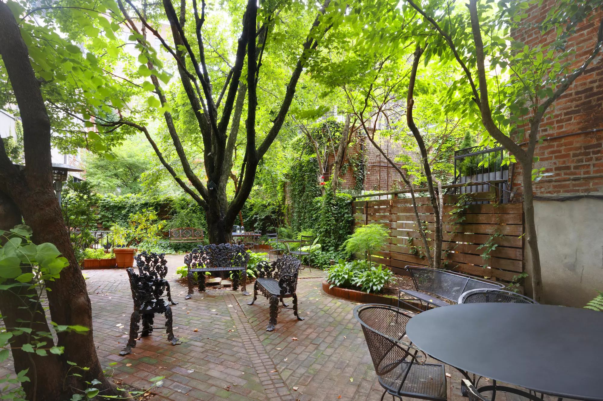 歷史悠久的西村聯排別墅以 1100 萬美元的價格擁有現代花園和玻璃 2914_9