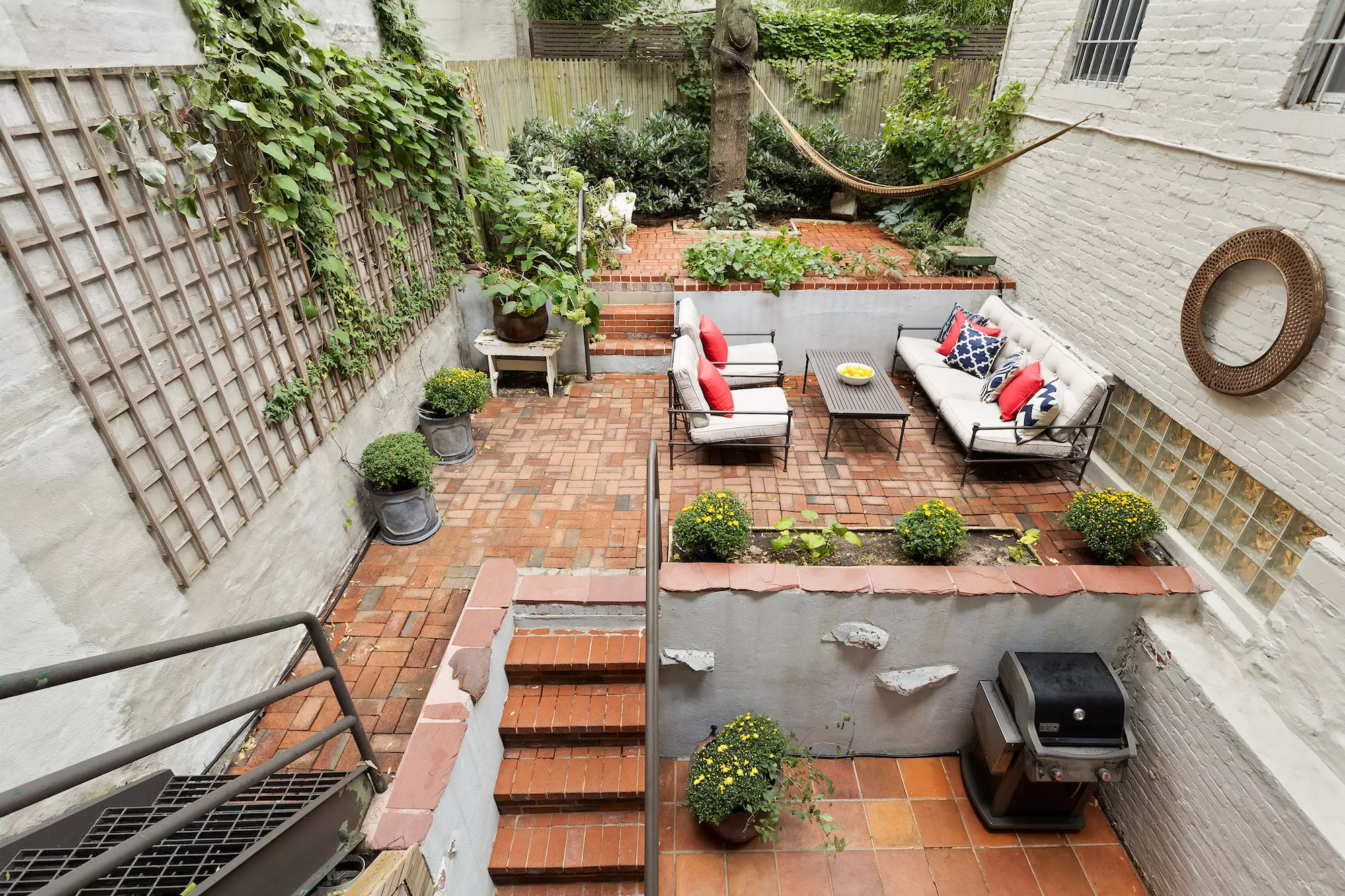 Un xardín de dous niveis e dúas salas de estar fan que esta cooperativa de East Village valga a pena pedir 1,9 millóns de dólares 2922_1