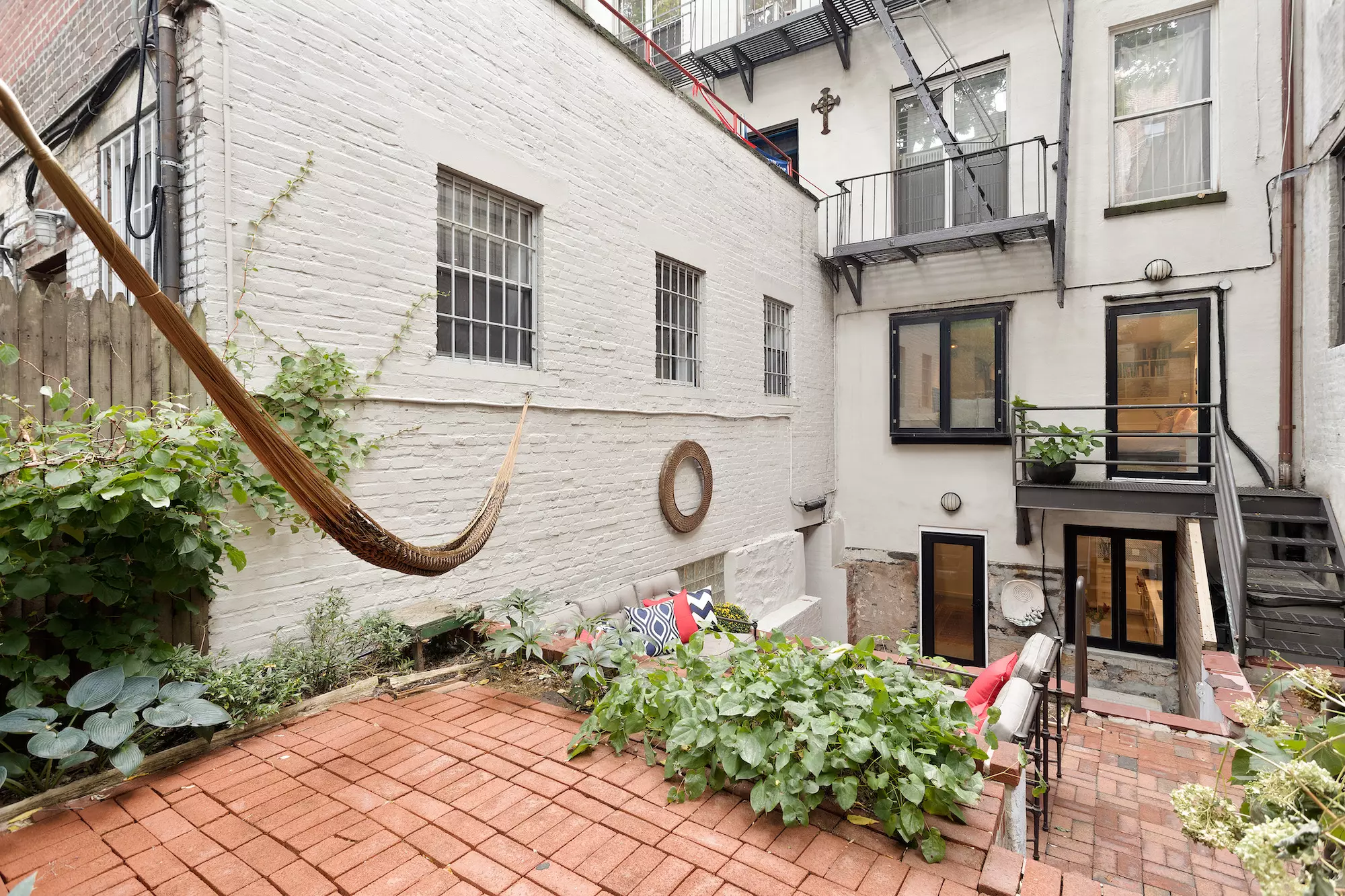 Un jardí de dos nivells i dues sales d'estar fan que aquesta cooperativa de l'East Village valgui la pena demanar 1,9 milions de dòlars 2922_11