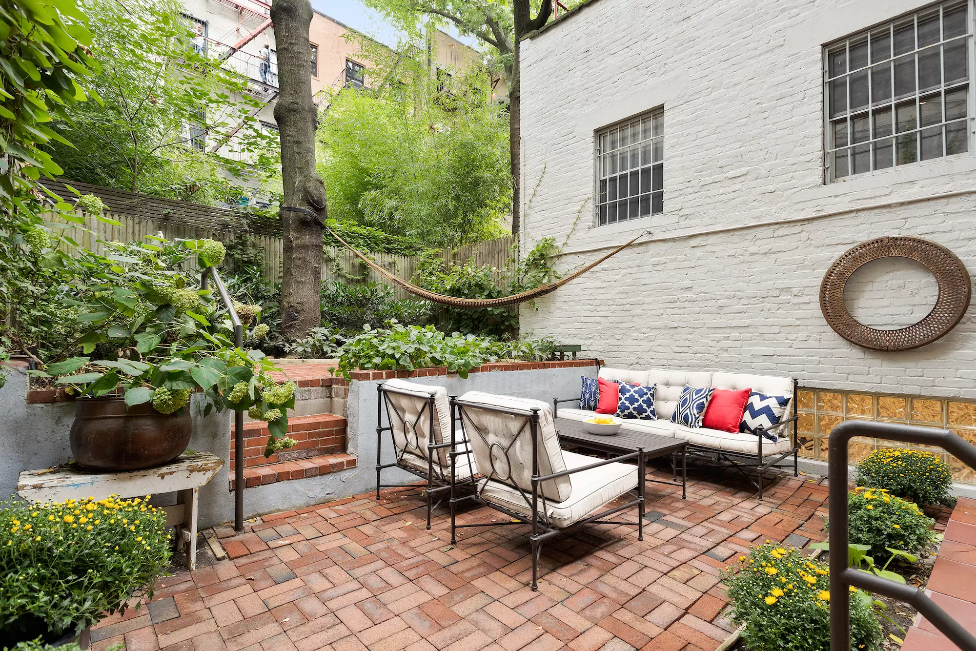 Un jardín de dos niveles y dos salas de estar hacen que esta cooperativa de East Village valga los $ 1.9 millones. 2922_12