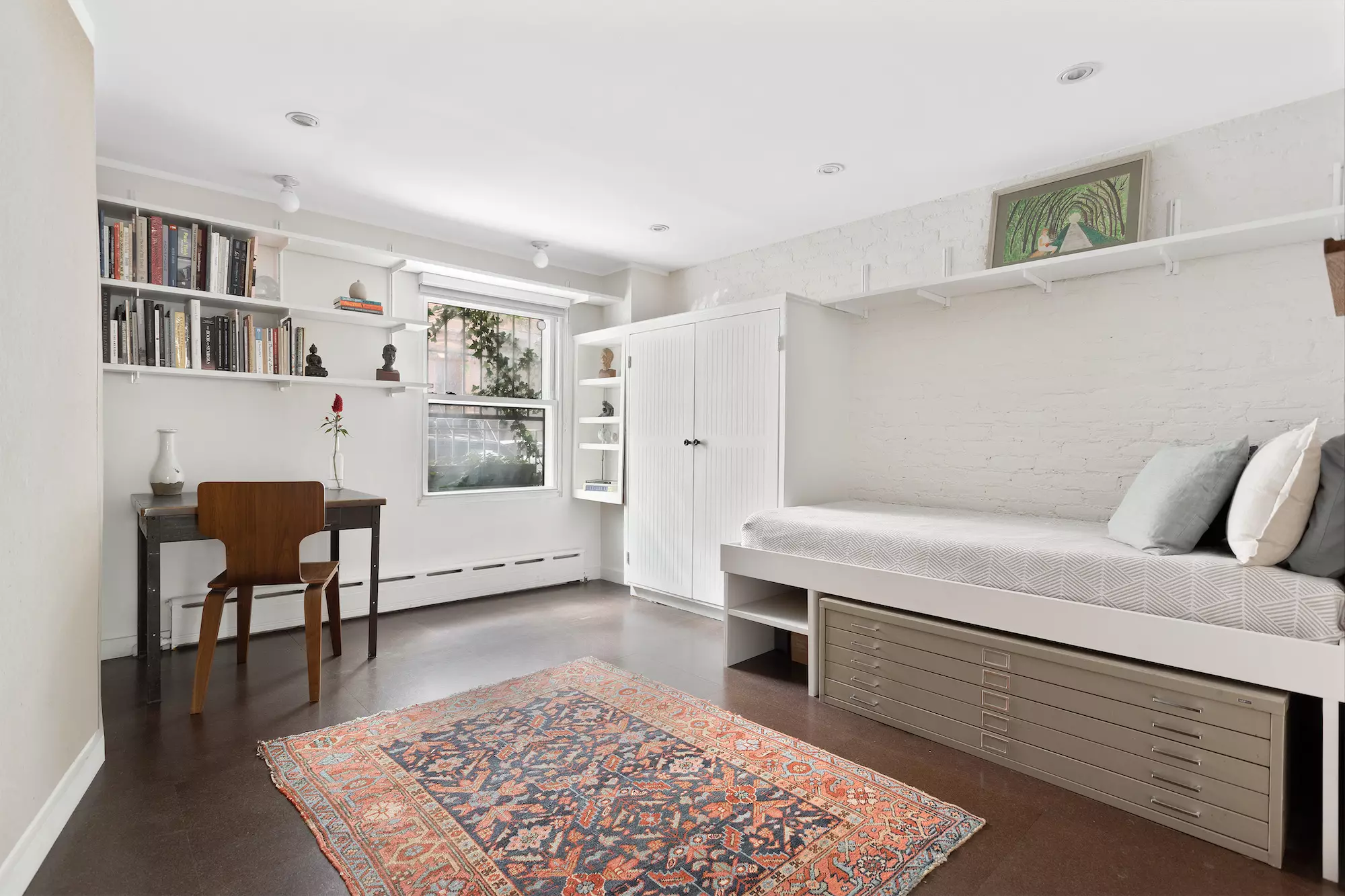 Un jardín de dos niveles y dos salas de estar hacen que esta cooperativa de East Village valga los $ 1.9 millones. 2922_6