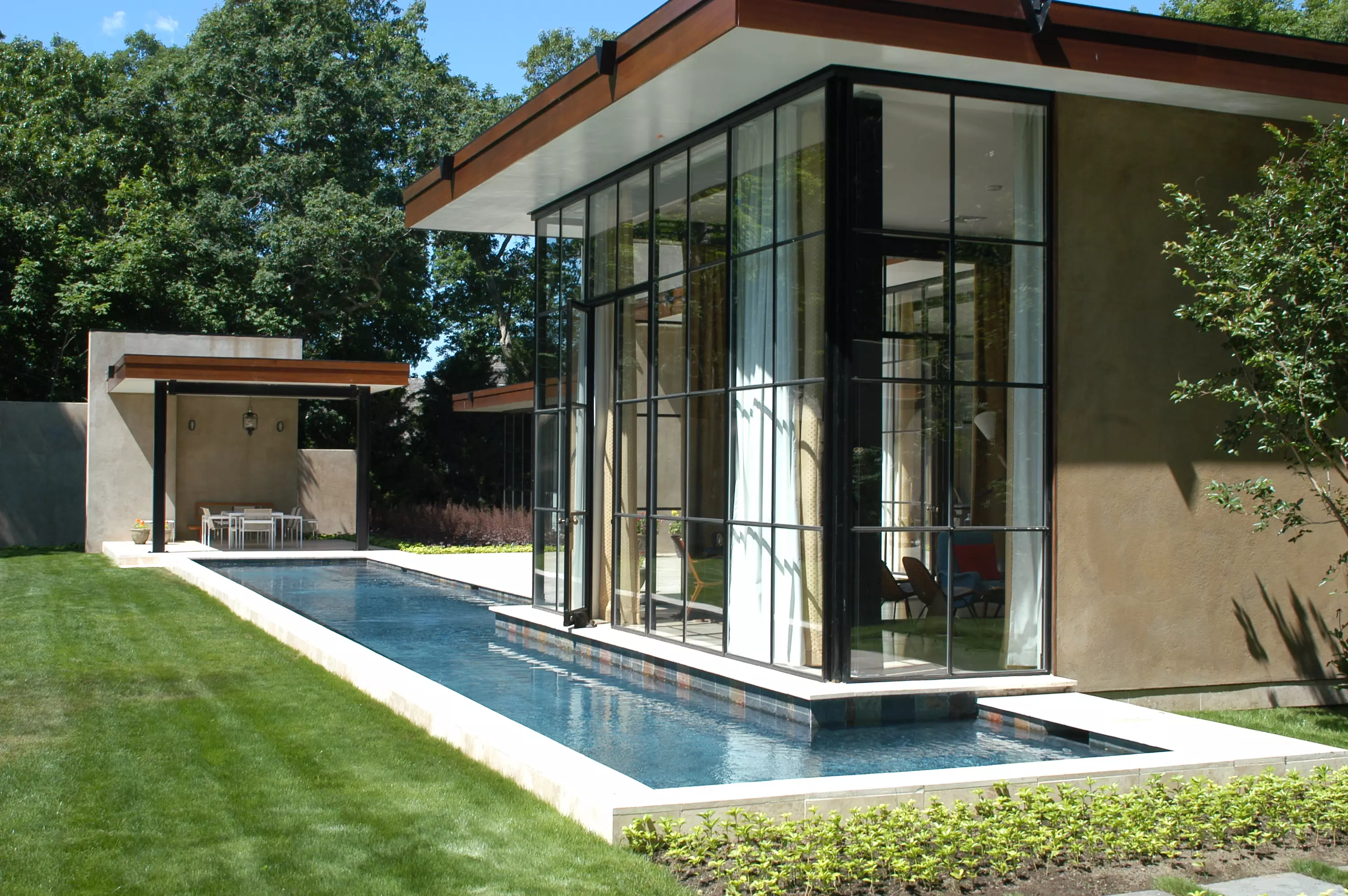 Arkitekto Michael Haverland listigas sian modernan vitran domon en Orienta Hampton por 5M USD 2924_10