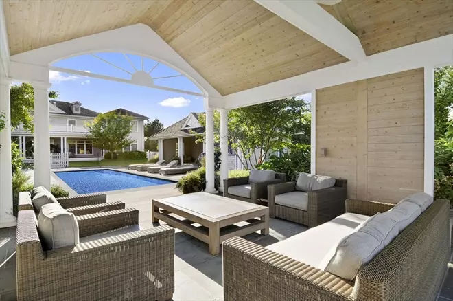 mājas Hamptons, slavenas mājas pārdošanai, tenisa korti Hamptons, pludmales stila mēbeles, ietīšana verandā, āra mēbeles