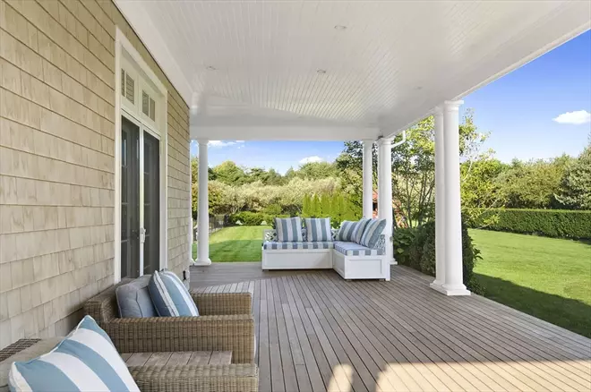 mājas Hemptonas, slavenas mājas pārdošanai, tenisa korti Hamptons, pludmales stila mēbeles, ietīšana verandā