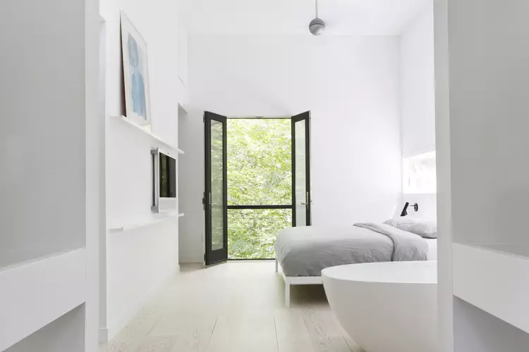 Amee Allsop, घराचे नूतनीकरण, 80s A-फ्रेम केलेले घर, अनवाणी जीवनशैली, Red Dirt Rd House, East Hampton, White Interiors, NY मधील ऑस्ट्रेलियन डिझाइन, सर्व-पांढरे इंटीरियर