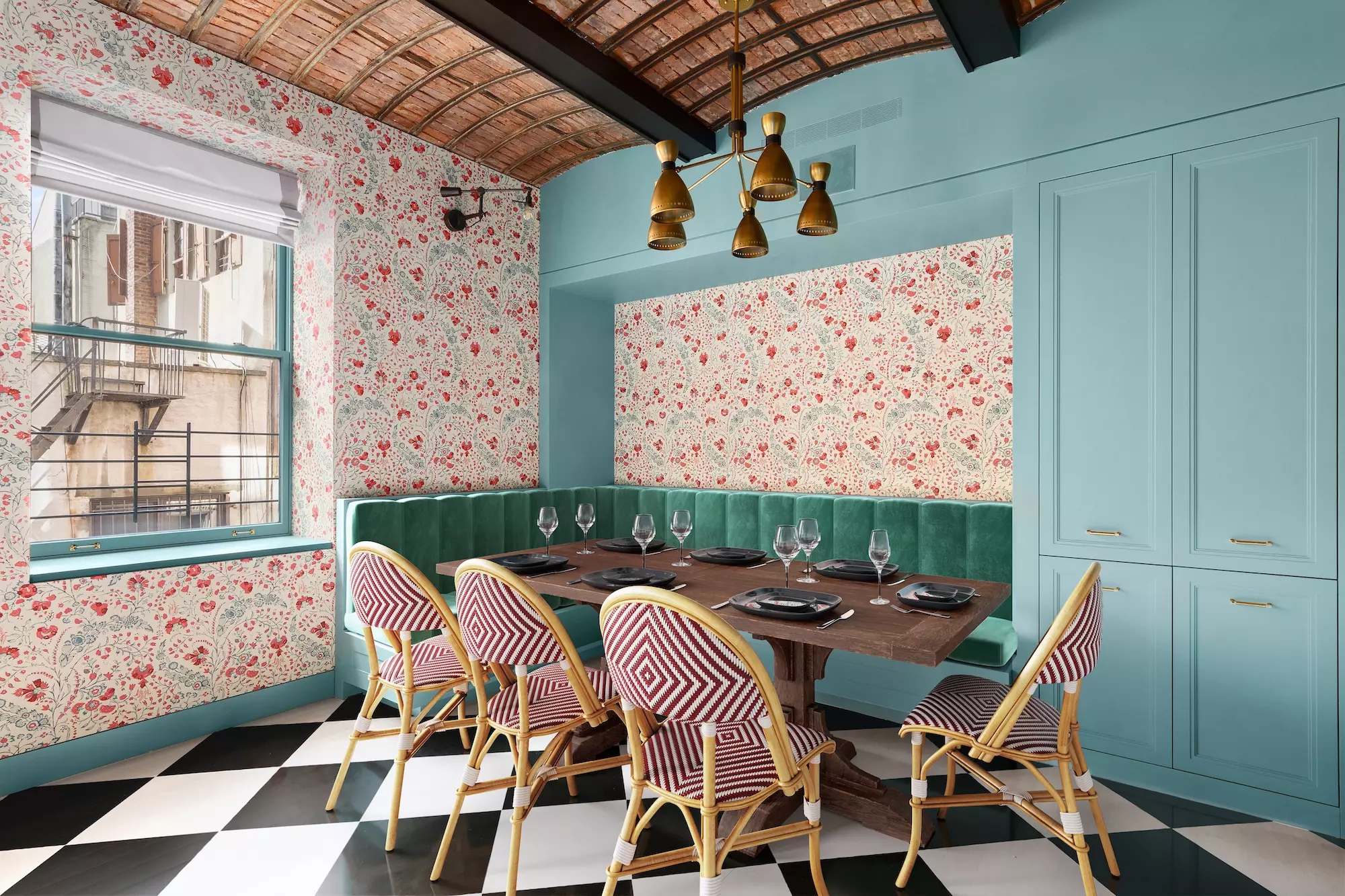 Известный ресторанный дизайнер украсил этот дуплекс в Сохо стоимостью 18 миллионов долларов с помощью цветов, узоров и игривости. 2934_3